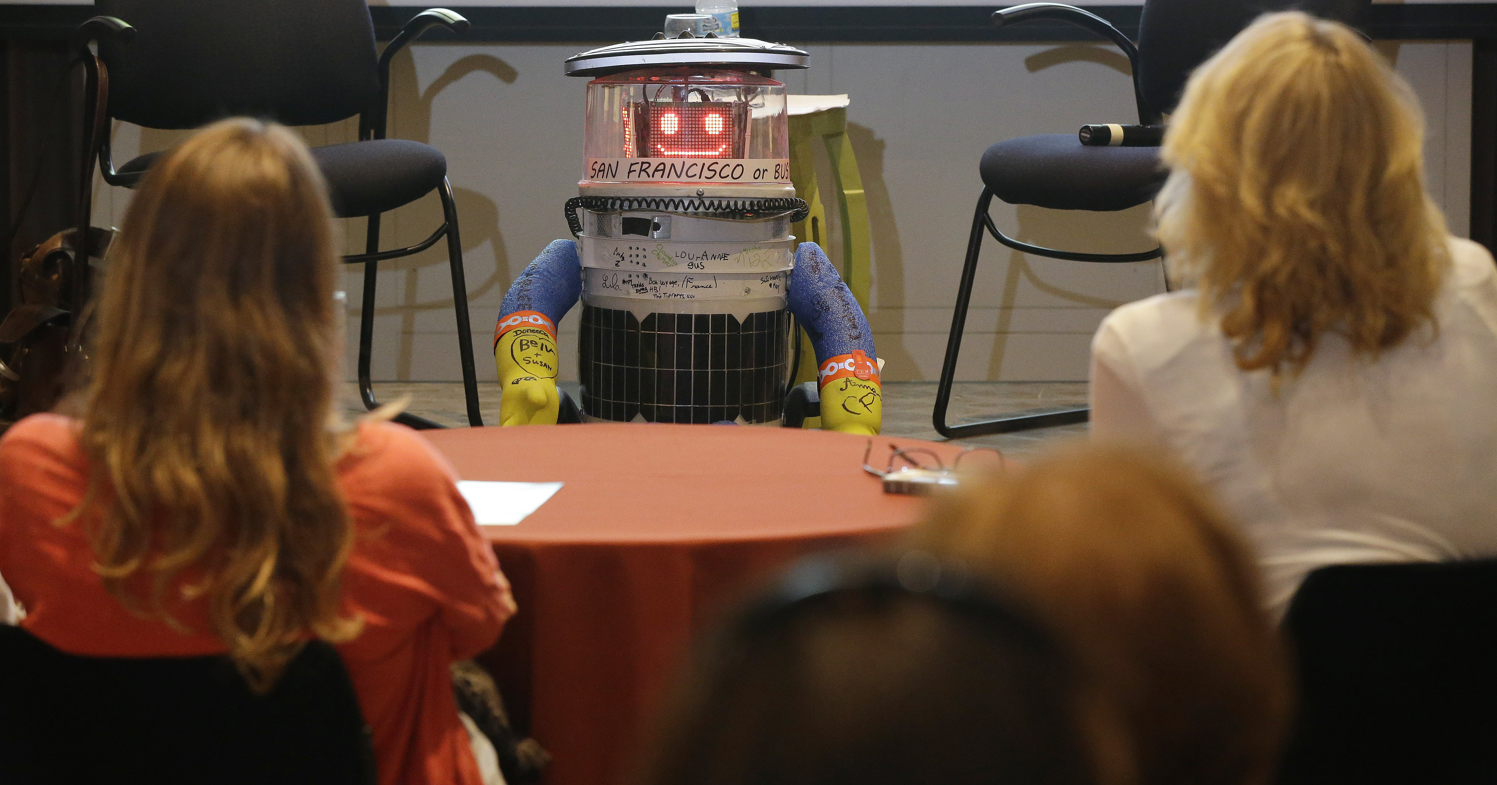 Charming little robot is hitchhiking across the USA | 12news.com