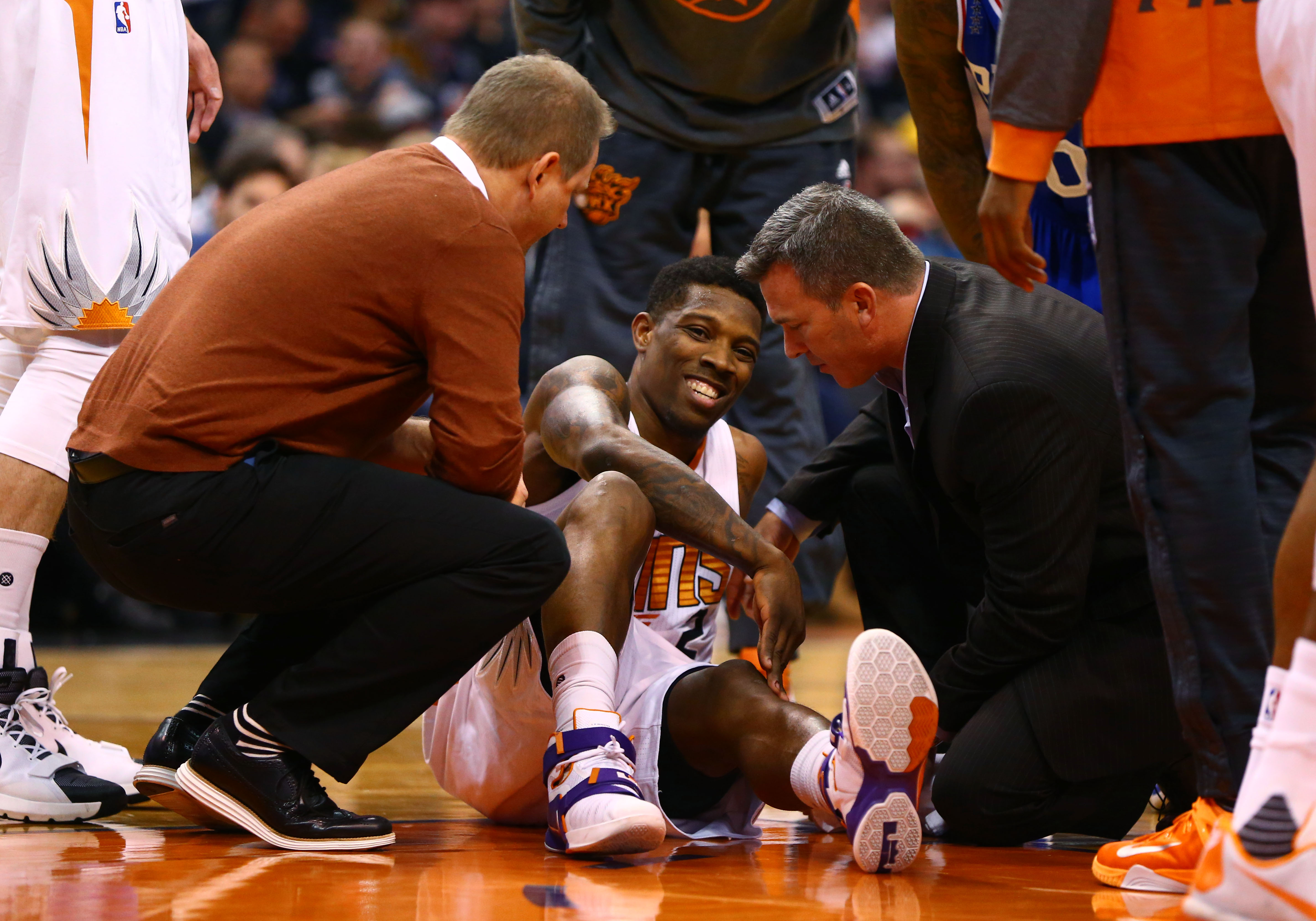 Suns guard Bledsoe leaves game with knee injury | 12news.com