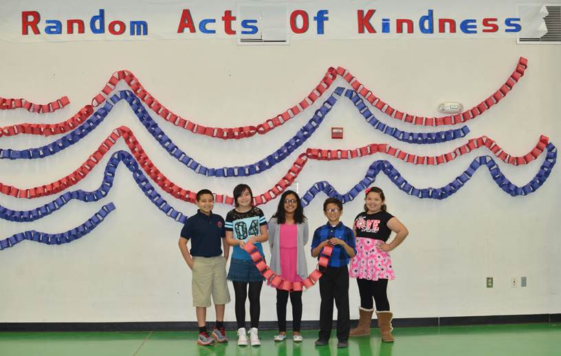 Over 600 students participate in Chain of Kindness at Heritage ...