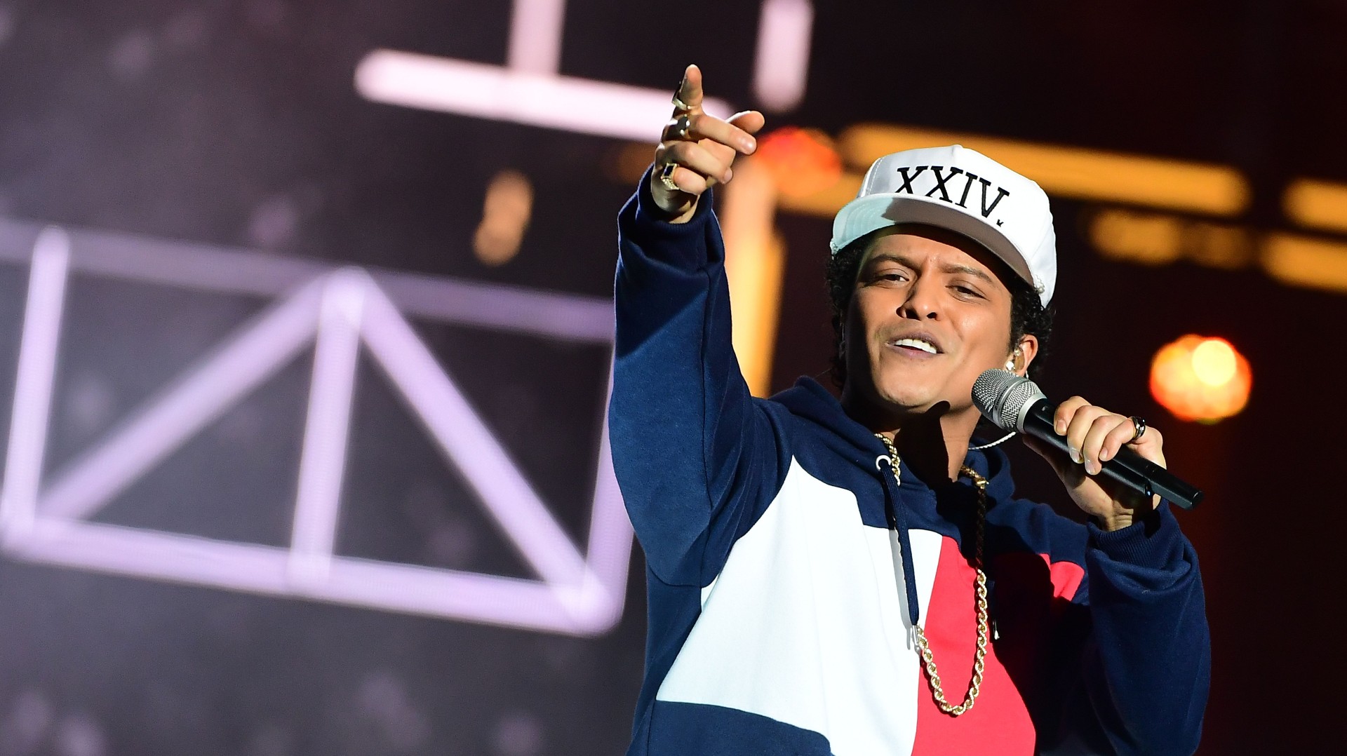 Bruno Mars announces $1M donation to Flint water crisis efforts during ...